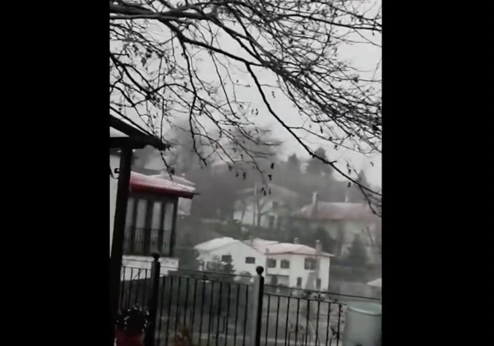 Ξεκίνησε χιονόπτωση στην Σπηλιά Κισσάβου (βίντεο) – ONLARISSA.GR Νέα ...