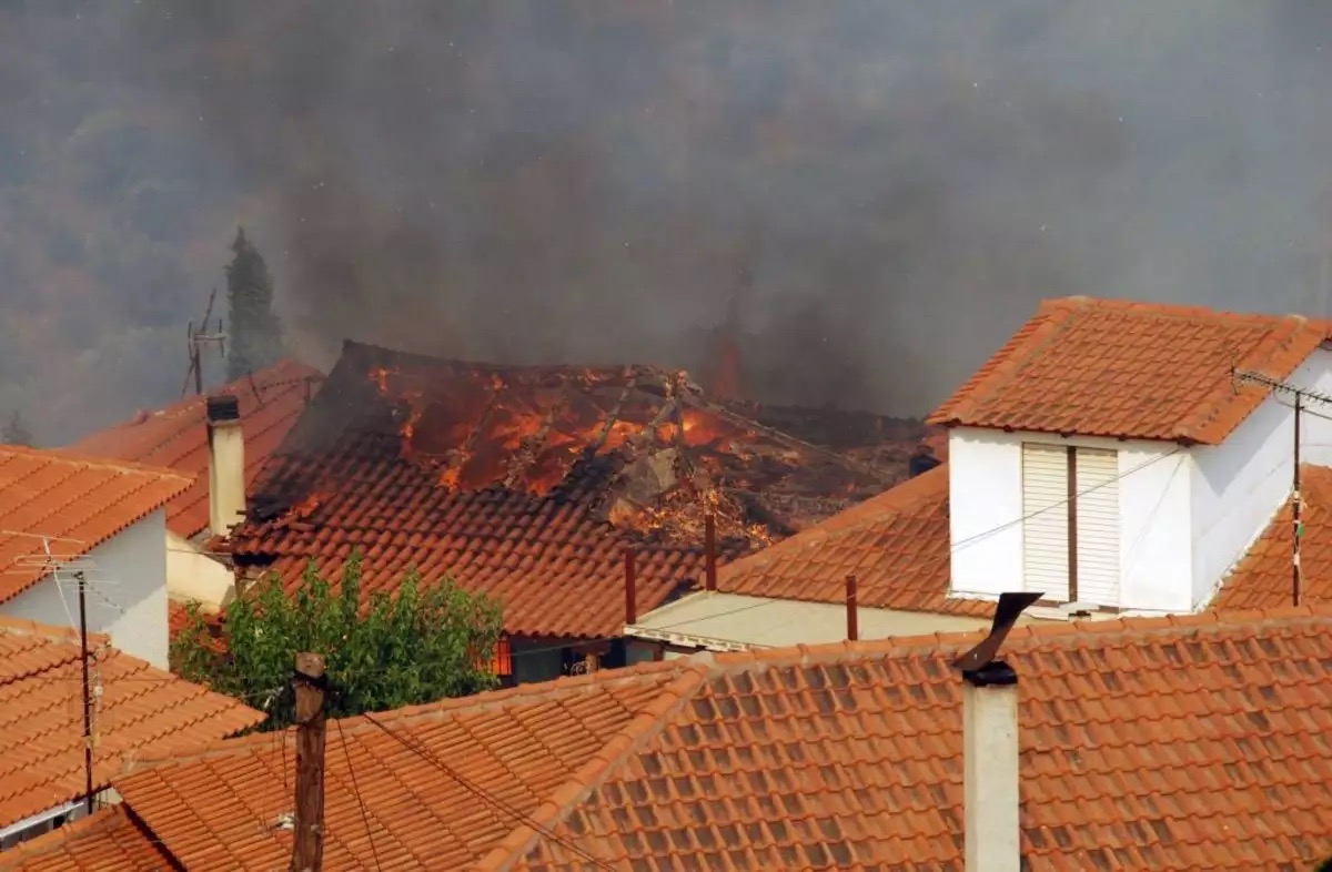 Φωτιά σε σπίτι στο Στόμιο Λάρισας – Στάχτη έγινε η σκεπή – ONLARISSA.GR ...