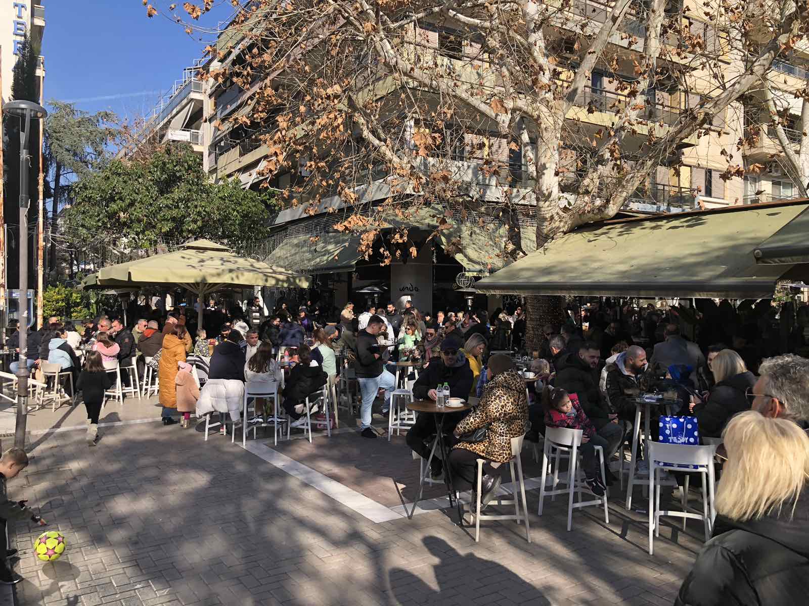 Για καφέ και ψώνια στο κέντρο σήμερα Κυριακή οι Λαρισαίοι, με ανοιχτή ...