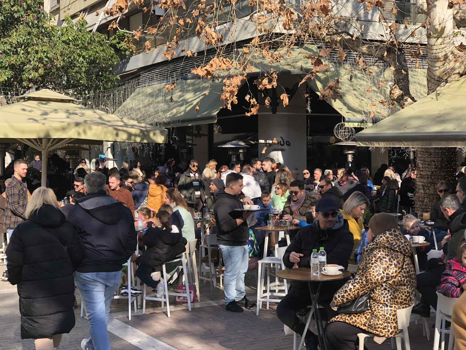 Για καφέ και ψώνια στο κέντρο σήμερα Κυριακή οι Λαρισαίοι, με ανοιχτή ...