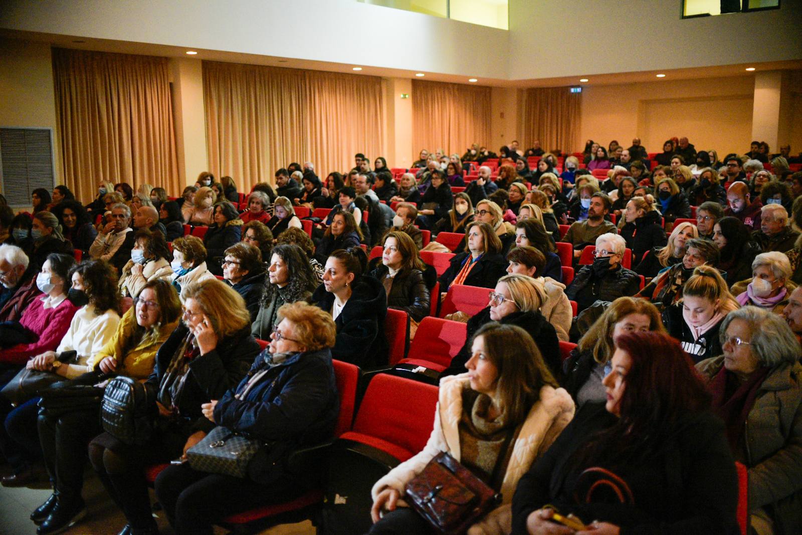 Ο πατέρας Λίβυος μίλησε στο αναγνωστικό κοινό της Λάρισας για το νέο ...