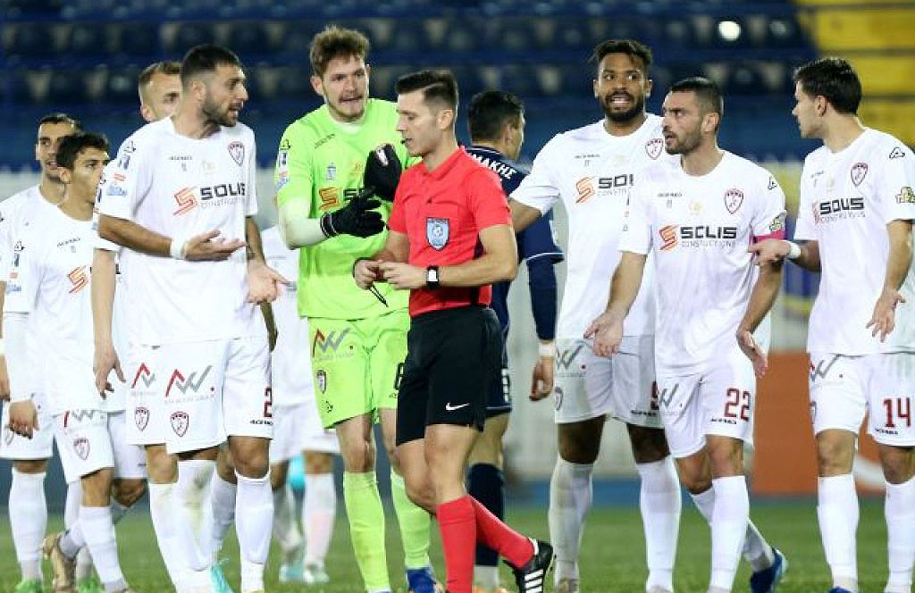 ΠΑΕ ΑΕΛ: «Συγχαρητήρια στον «άξιο» διαιτητή της σημερινής φαρσοκωμωδίας ...