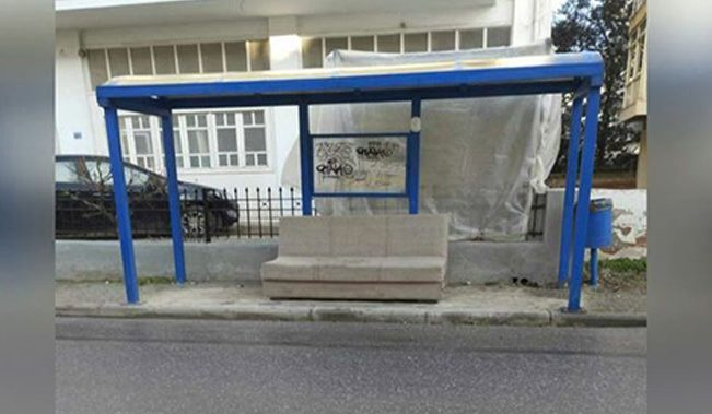 Θεσσαλονίκη: Παράτησαν καναπέ σε στάση λεωφορείου του ΟΑΣΘ – ONLARISSA ...