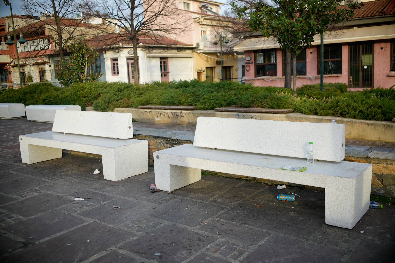 Τα νέα αφιλόξενα παγκάκια στο κέντρο της Λάρισας και τα αρνητικά σχόλια ...