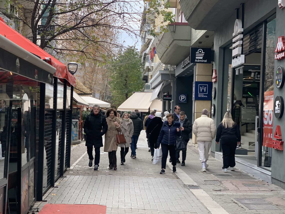 Χλιαρή σήμερα Κυριακή η κίνηση στην αγορά της Λάρισας με ανοιχτά τα ...