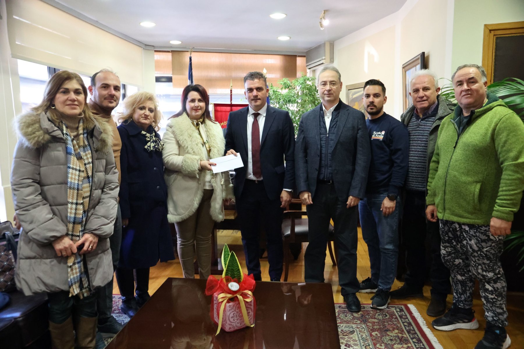 Προσφορά του ΔΗΜ.Τ.Ο Λάρισας στον Ξενώνα Φιλοξενίας Γυναικών Θυμάτων ...