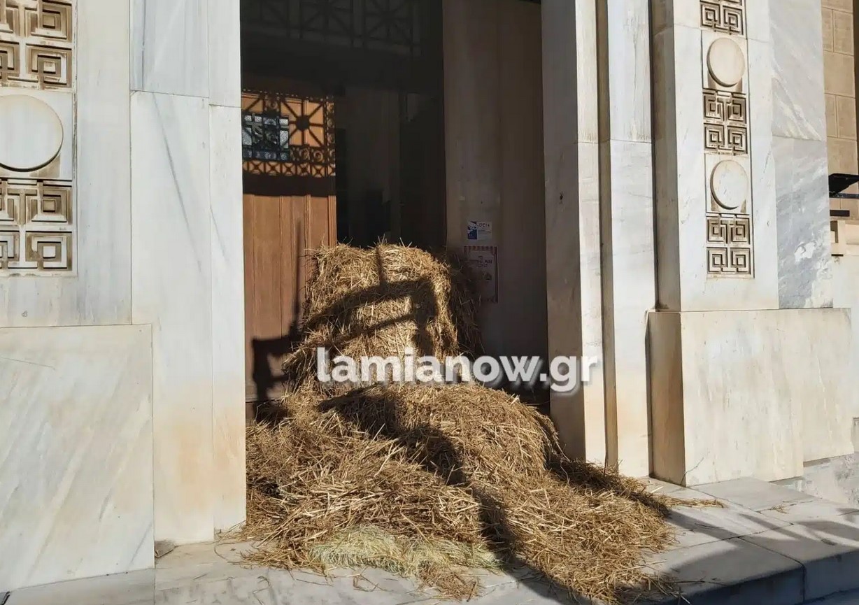 Λαμία: Δεκάδες τρακτέρ στο κέντρο της πόλης – έριξαν μπαλα με άχυρο ...