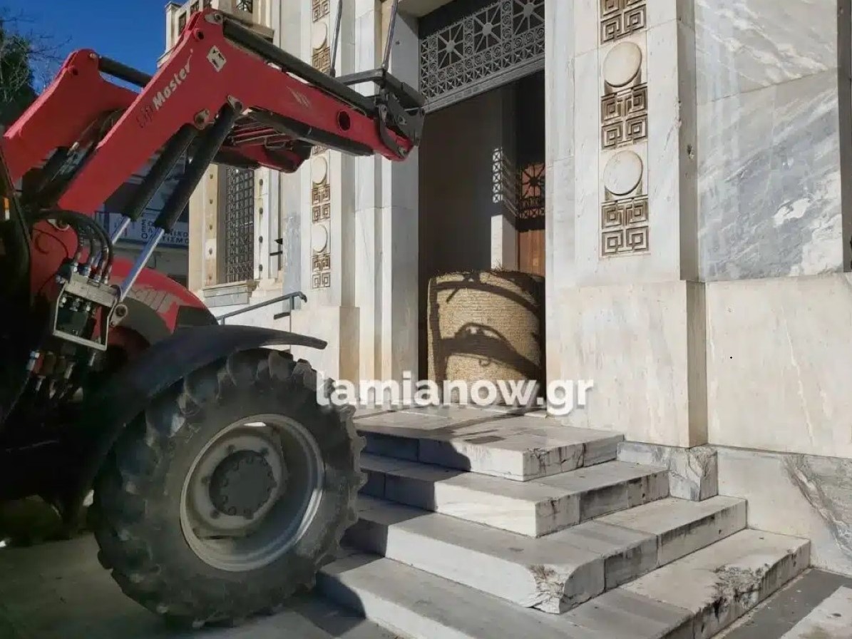 Λαμία: Δεκάδες τρακτέρ στο κέντρο της πόλης – έριξαν μπαλα με άχυρο ...