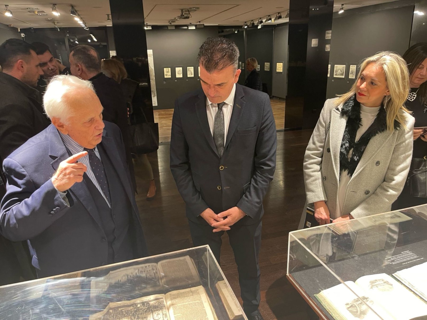 Μαμάκος στα εγκαίνια της έκθεσης του Νίκου Παπαθεοδώρου στην Αθήνα ...