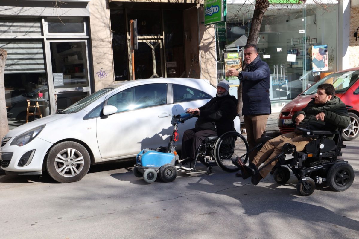 Διαδρομή με πολίτες ΑμεΑ στο κέντρο της πόλης πραγματοποίησε ο Θ ...