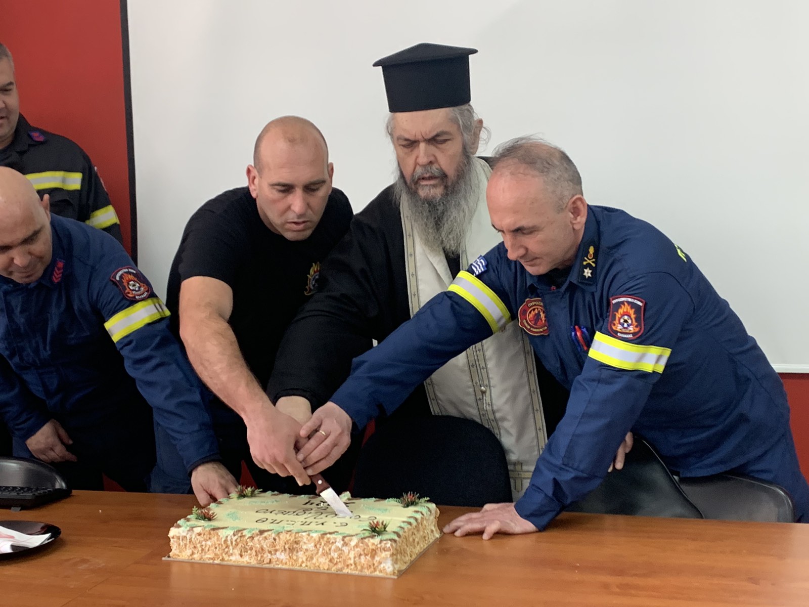 «Βασίλεψαν» οι πυροσβέστες της Λάρισας (φωτό) – ONLARISSA.GR Νέα ...