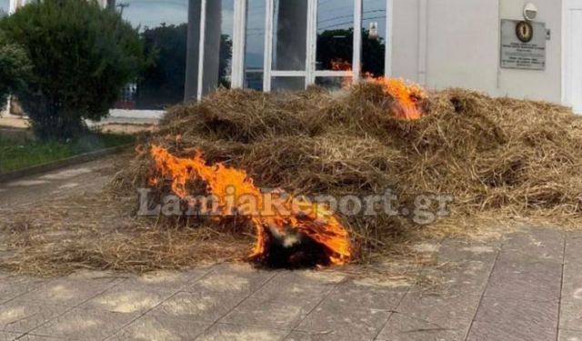 Λαμία: Αγρότες έβαλαν φωτιά έξω από τα γραφεία του ΟΠΕΚΕΠΕ – ONLARISSA ...