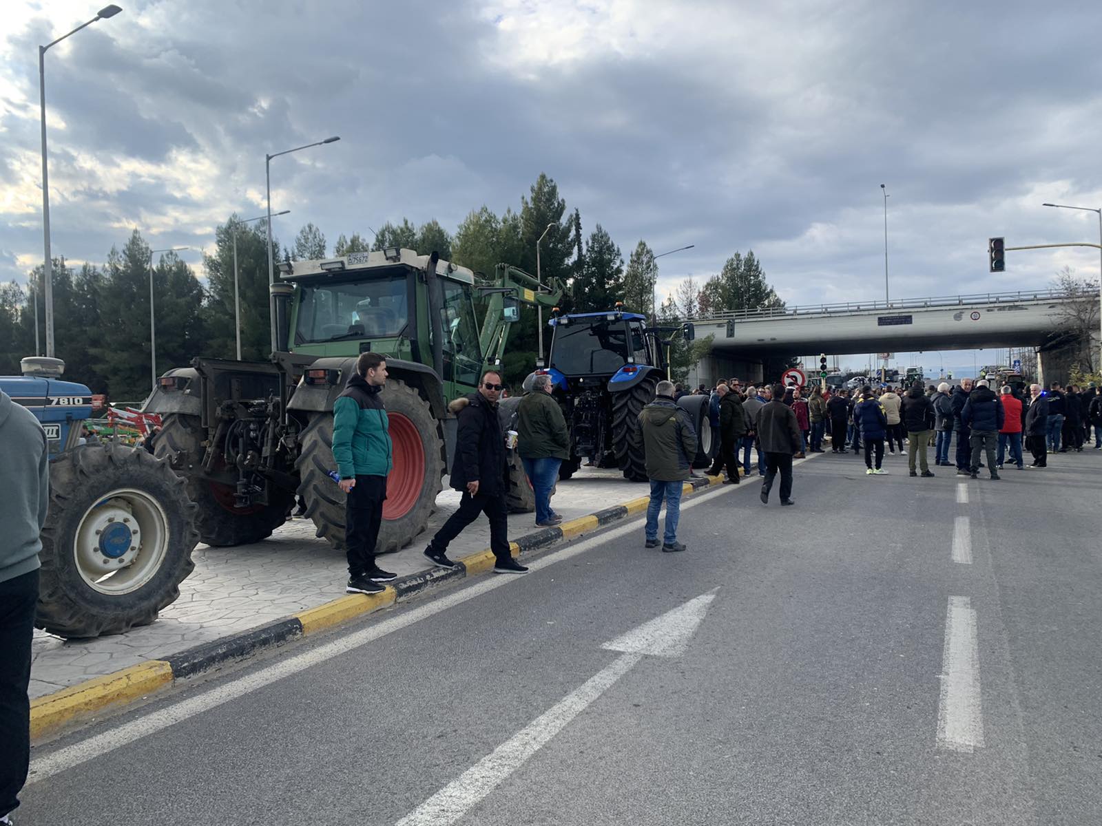 Ανυποχώρητοι οι Λαρισαίοι αγρότες στο μπλόκο Πλατυκάμπου ...