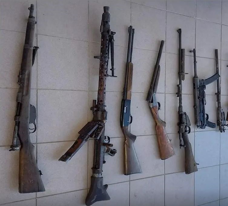 Φλώρινα: Και άλλα όπλα εντοπίστηκαν κρυμμένα στην στέγη του σπιτιού ...
