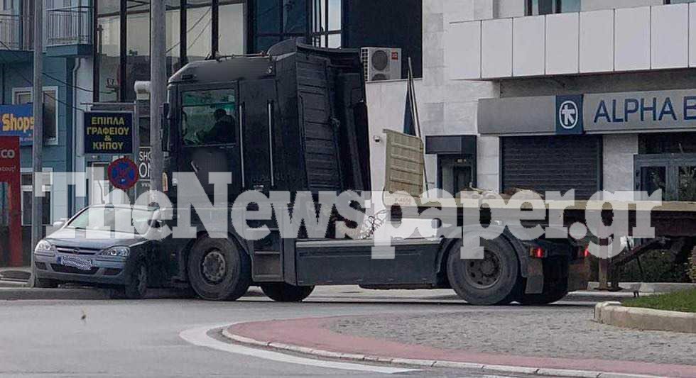 Βόλος: Σοβαρό τροχαίο στον κόμβο της Λαρίσης – Νταλίκα συγκρούστηκε με ...