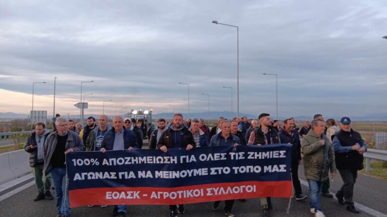 Αγρότες της Καρδίτσας και των Φαρσάλων απέκλεισαν τον Ε-65 – ONLARISSA ...