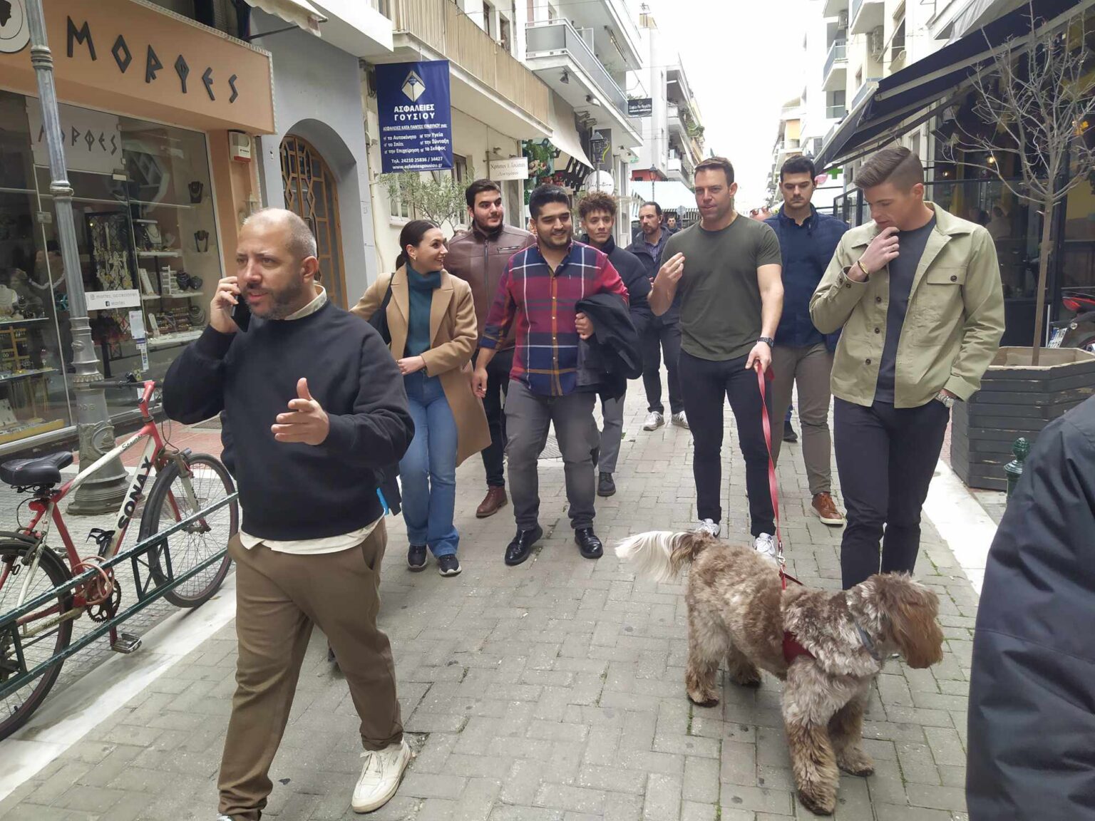 Η βόλτα του Στέφανου Κασσελάκη με τον Τάιλερ στο κέντρο του Βόλου (φωτο ...