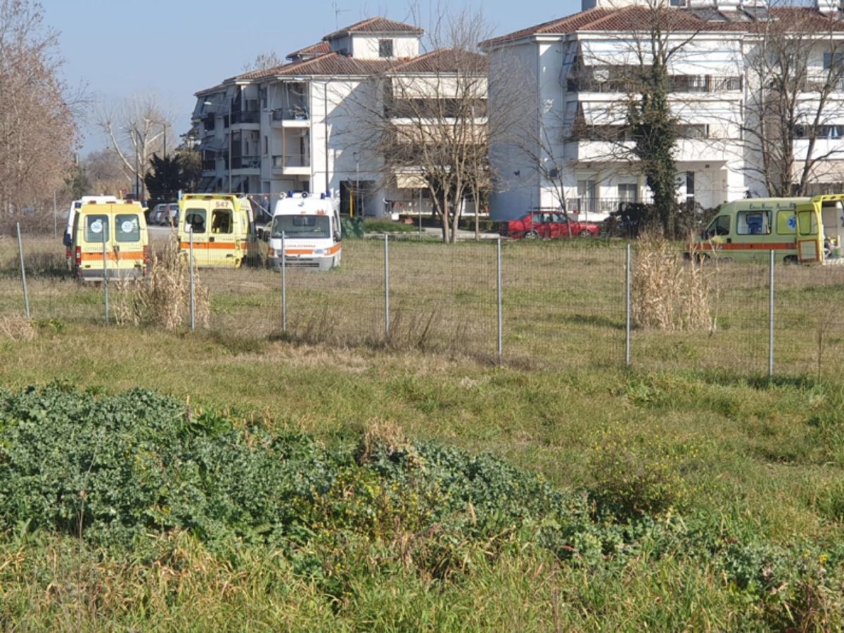 Λάρισα: Παρατημένα και λεηλατημένα ασθενοφόρα σε κοινή θέα (φωτό ...