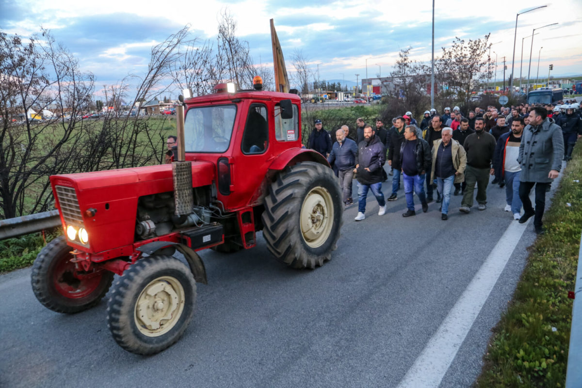 Στα μπλόκα οι αγρότες που σχεδιάζουν την κάθοδο στην Αθήνα - Δύο μήνες ...