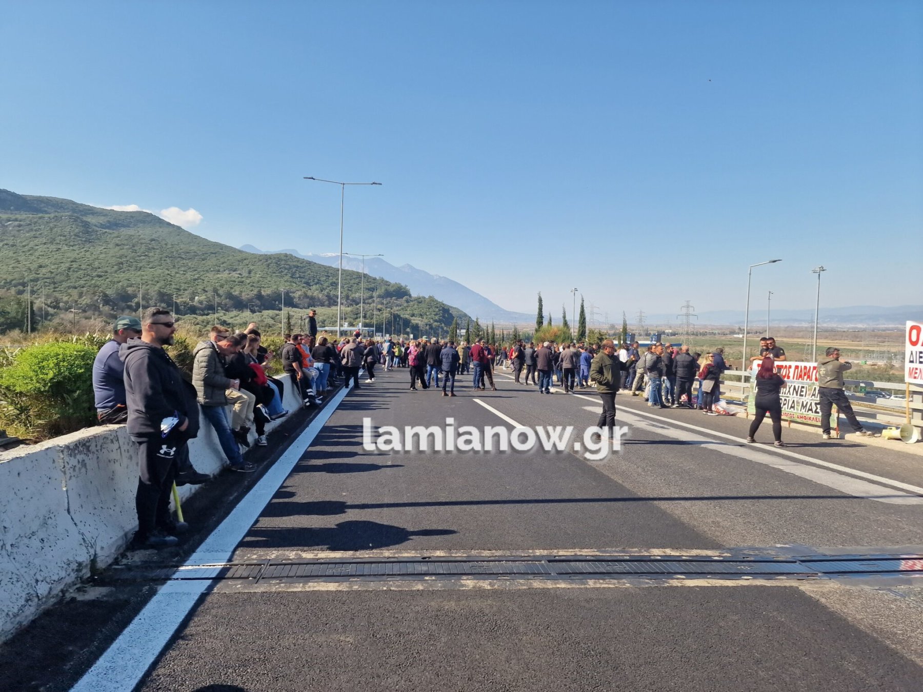 Έκοψαν την Ελλάδα στη μέση οι αγρότες - Έκλεισε η Εθνικη Οδός και οι ...