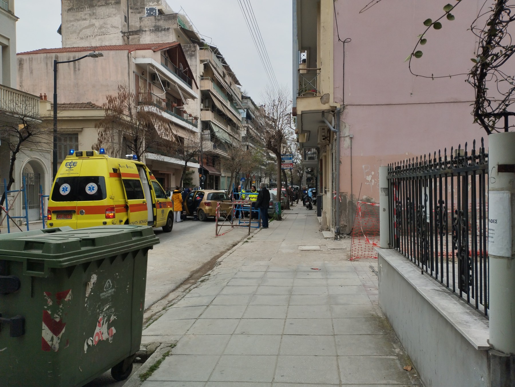 Λάρισα: Δύο κοπέλες τραυματίστηκαν σε τροχαίο - Το αυτοκίνητό τους ...