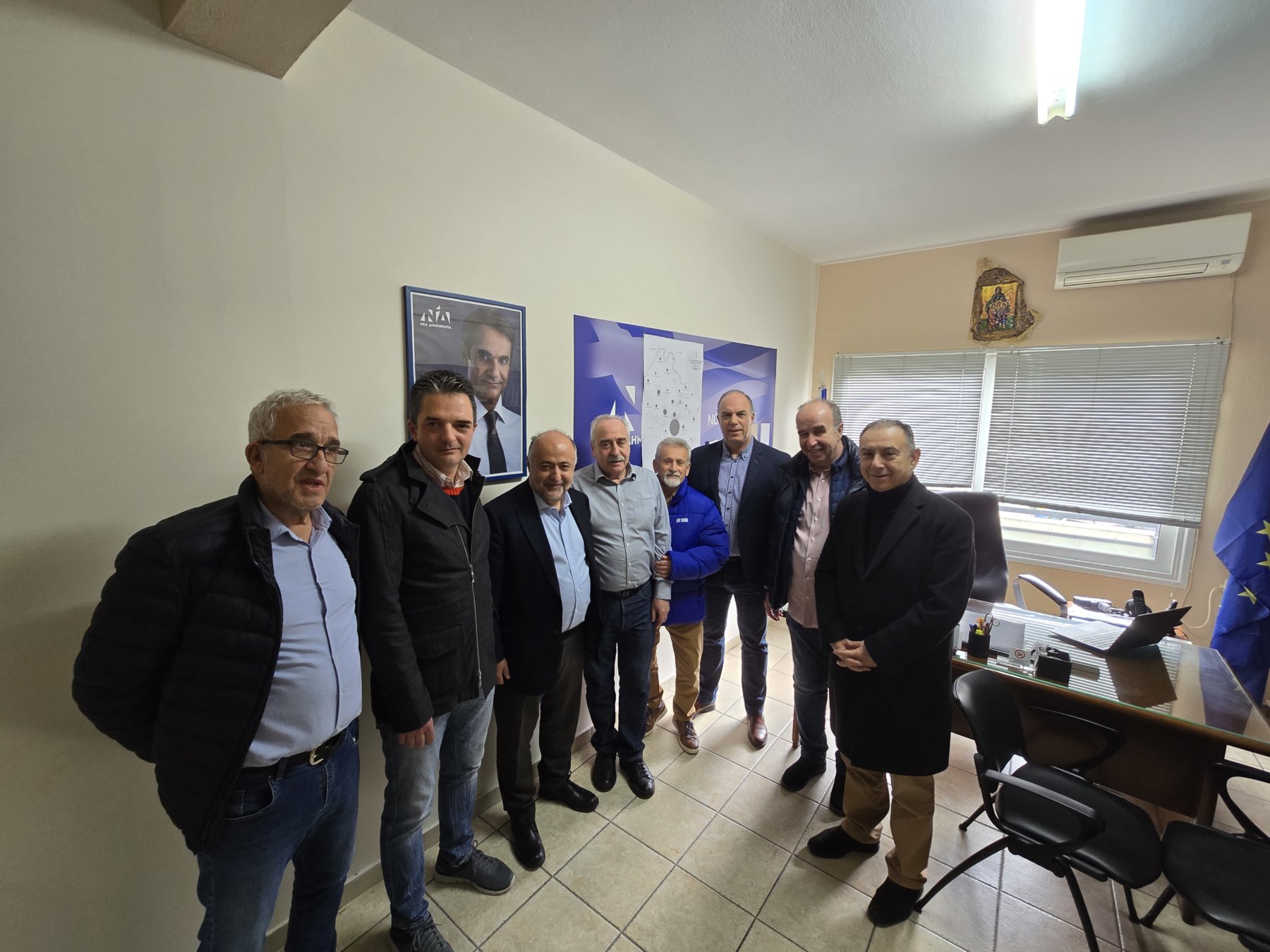 Ο Δημήτρης Τσιόδρας στα γραφεία της ΔΕΕΠ Νέας Δημοκρατίας Λάρισας (φωτό ...