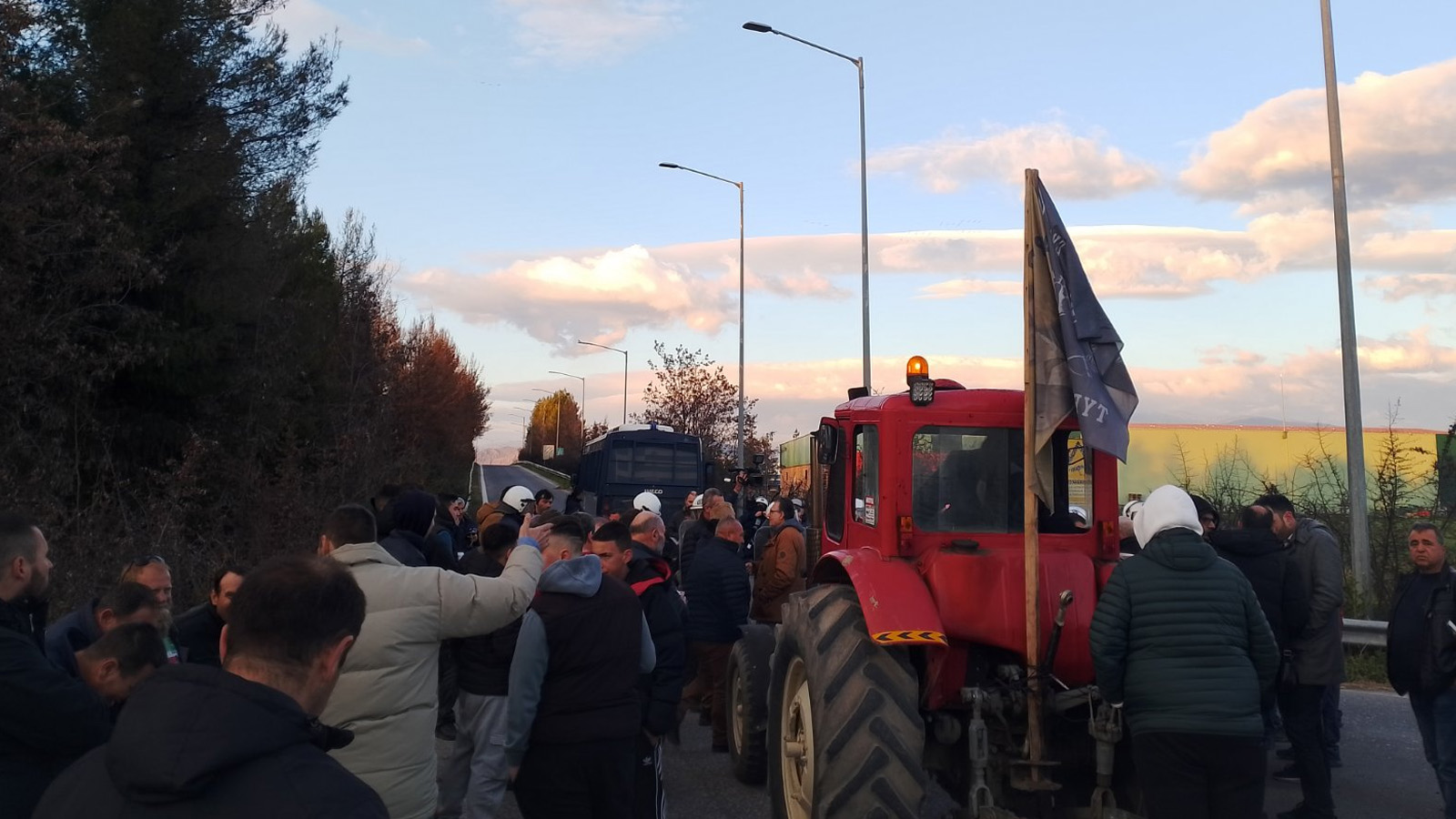Μετά τα μεσάνυχτα φτάνουν Λάρισα οι αγρότες – Αύριο οι συνελεύσεις για ...