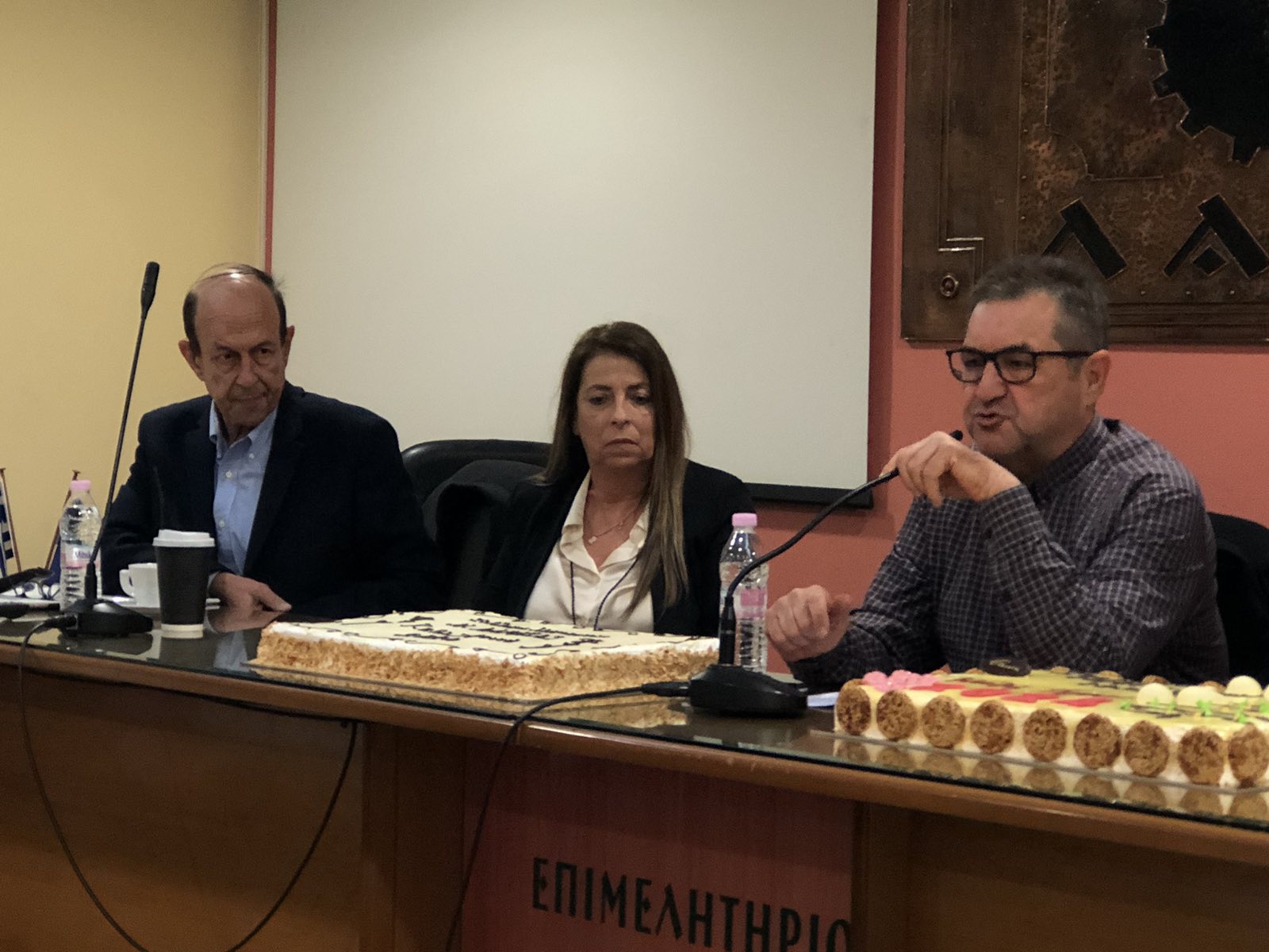 Έκοψαν πίτα και τίμησαν τον πρώην Διευθυντή Νεφρολογικού Τμήματος του ...