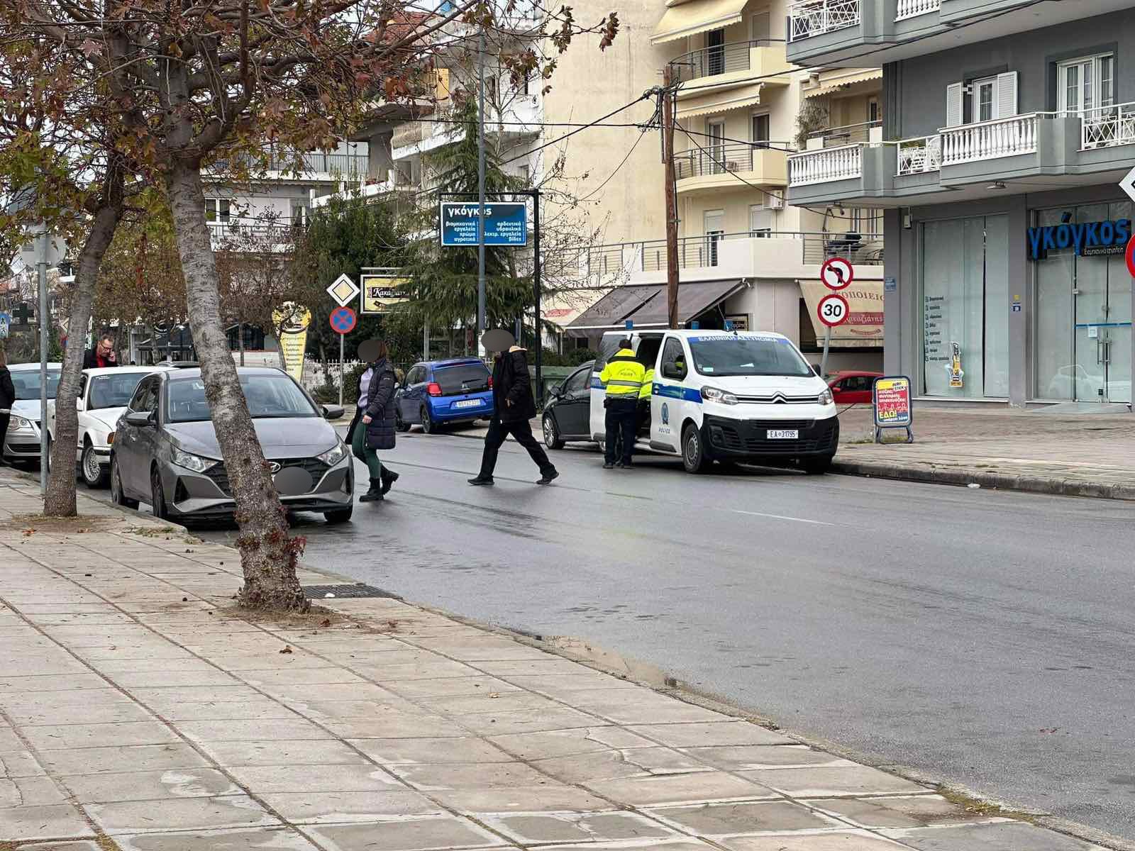 Λάρισα: Τροχαίο στην Φαρσάλων με τραυματισμό (φωτο) - ONLARISSA.GR Νέα ...