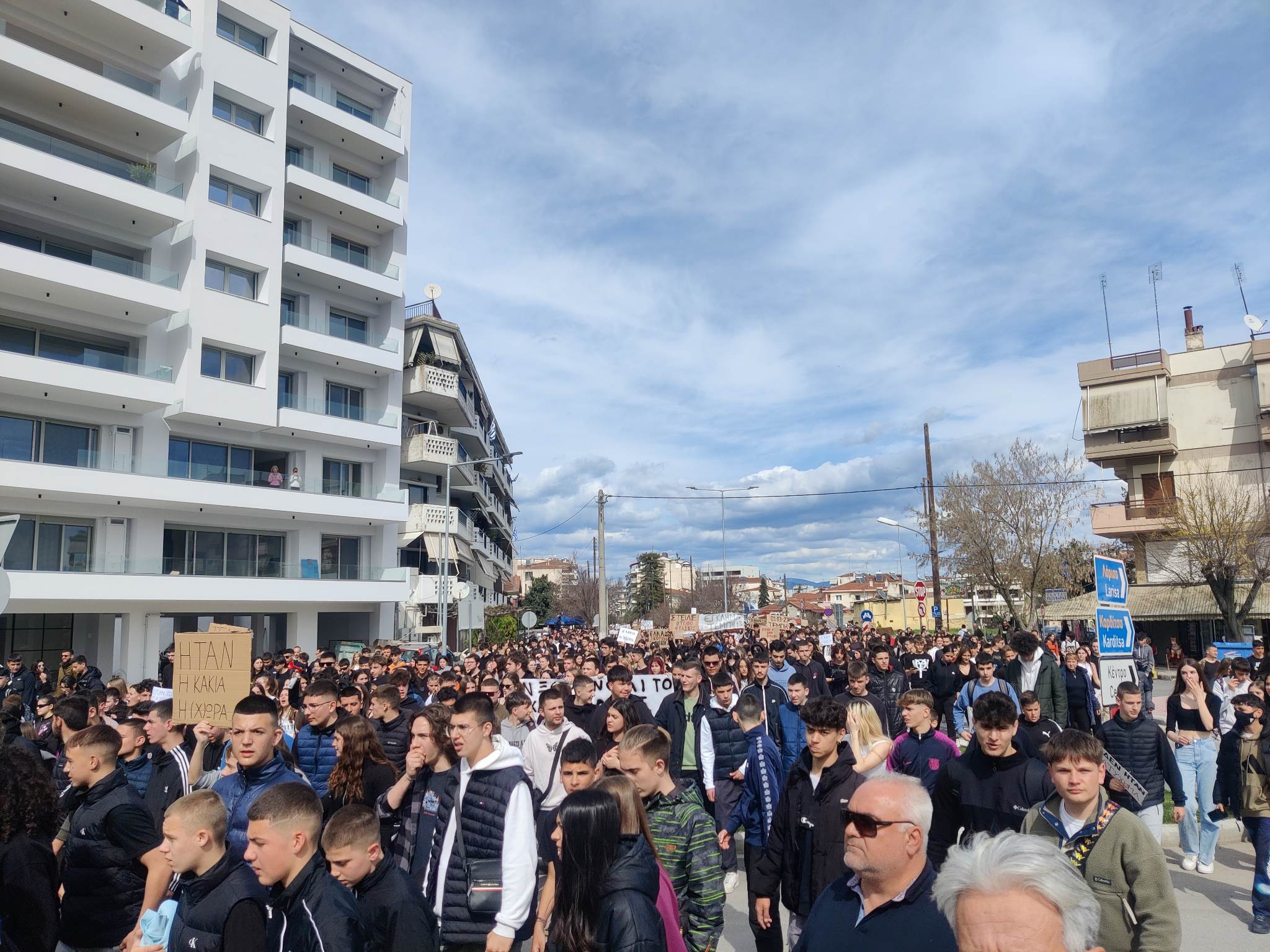 Σιωπηλή πορεία για τα θύματα των Τεμπών από το Δημοτικό Συμβούλιο Νέων ...