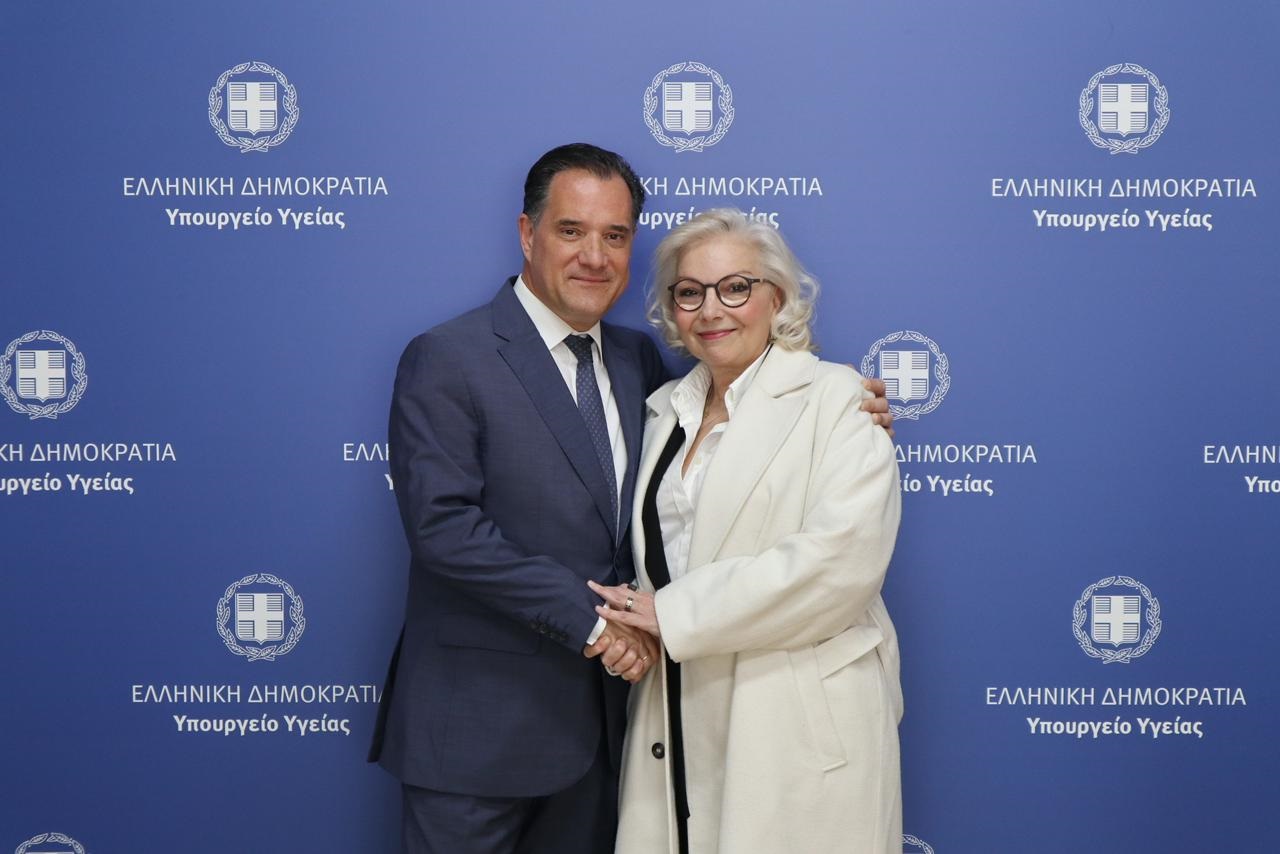 Συνάντηση του υπ. Υγείας Αδ. Γεωργιάδη με την πρώτη ασθενή που της ...