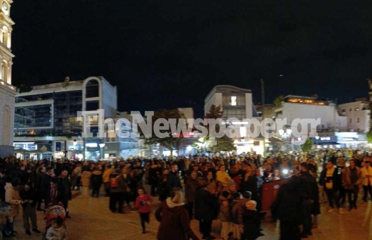 Σιωπηρή διαμαρτυρία στον Βόλο για τους 57 νεκρούς των Τεμπών – Δείτε ...