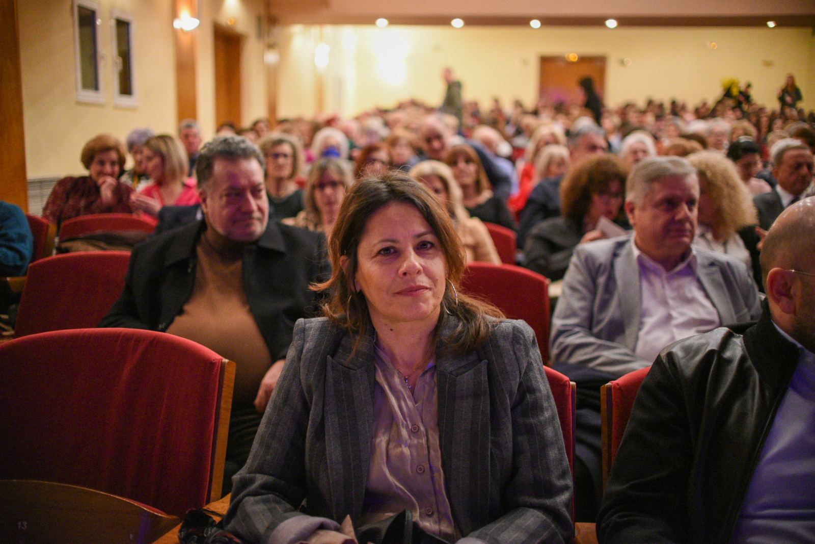 Ένα «μαγικό» ταξίδι στη σκηνή του Δ.Ω.Λ. με την Καρυοφυλλιά Καραμπέτη ...