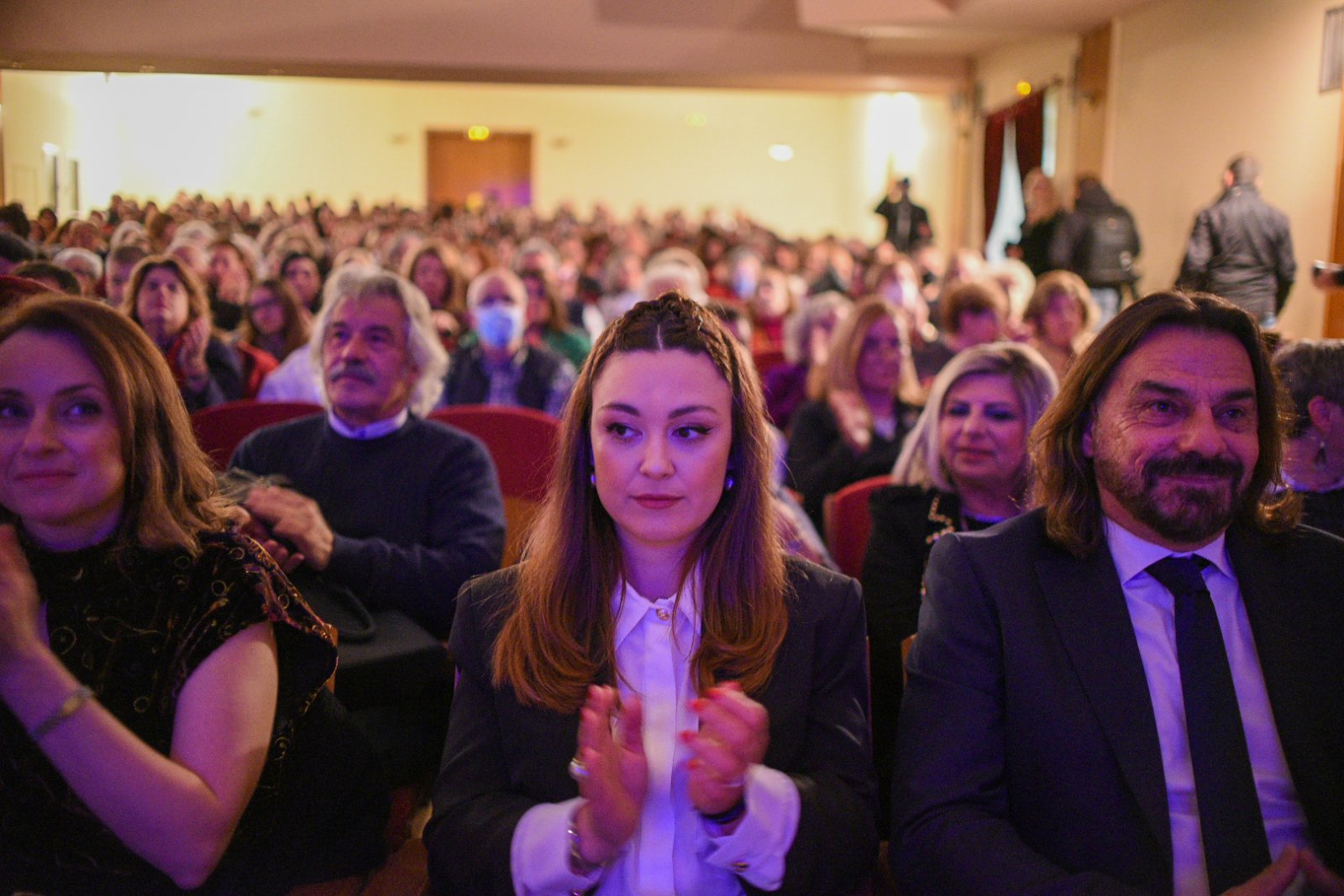 Ένα «μαγικό» ταξίδι στη σκηνή του Δ.Ω.Λ. με την Καρυοφυλλιά Καραμπέτη ...