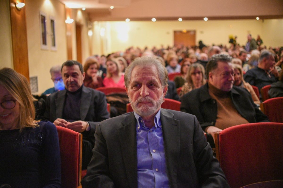 Ένα «μαγικό» ταξίδι στη σκηνή του Δ.Ω.Λ. με την Καρυοφυλλιά Καραμπέτη ...