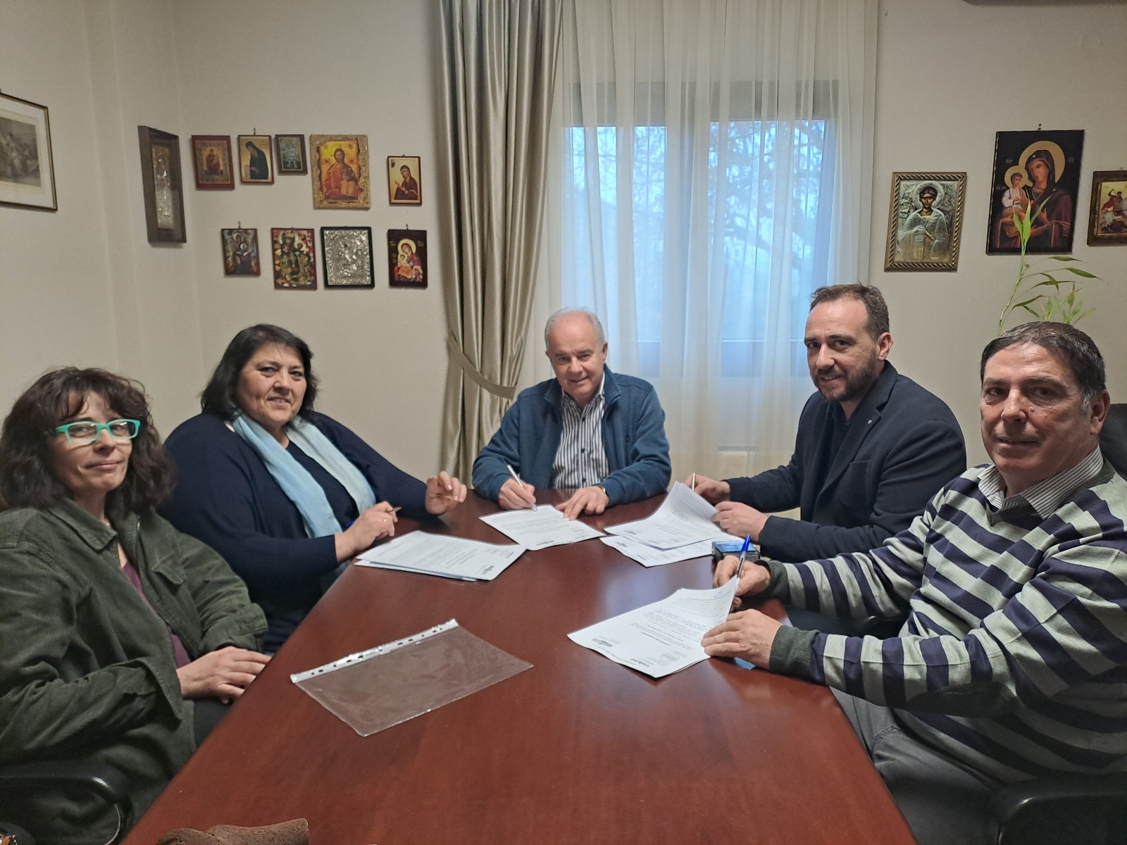 Υπογράφηκε η σύμβαση για κατασκευή φωτοβολταϊκού από τη ΔΕΥΑ Τεμπών ...