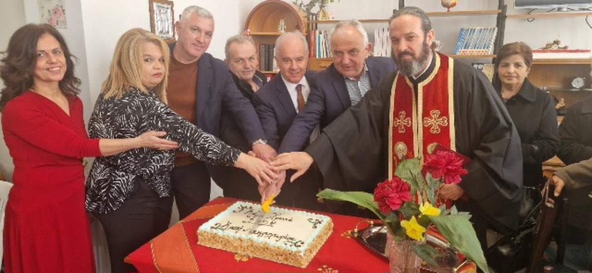 Στην κοπή πίτας του ΚΑΠΗ Μακρυχωρίου ο δήμαρχος Τεμπών Γιώργος Μανώλης ...