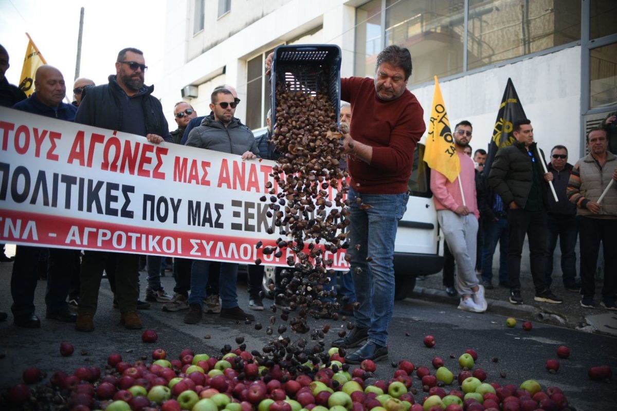 Λάρισα: Οργή παραγωγών - Διαμαρτυρήθηκαν στον ΕΛΓΑ σκορπίζοντας μήλα ...