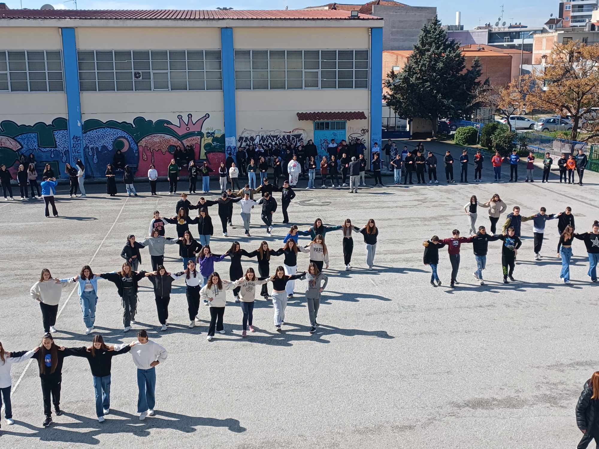 Το μεγαλύτερο συρτάκι της πόλης χόρεψαν οι μαθητές του 12ου Γυμνασίου ...