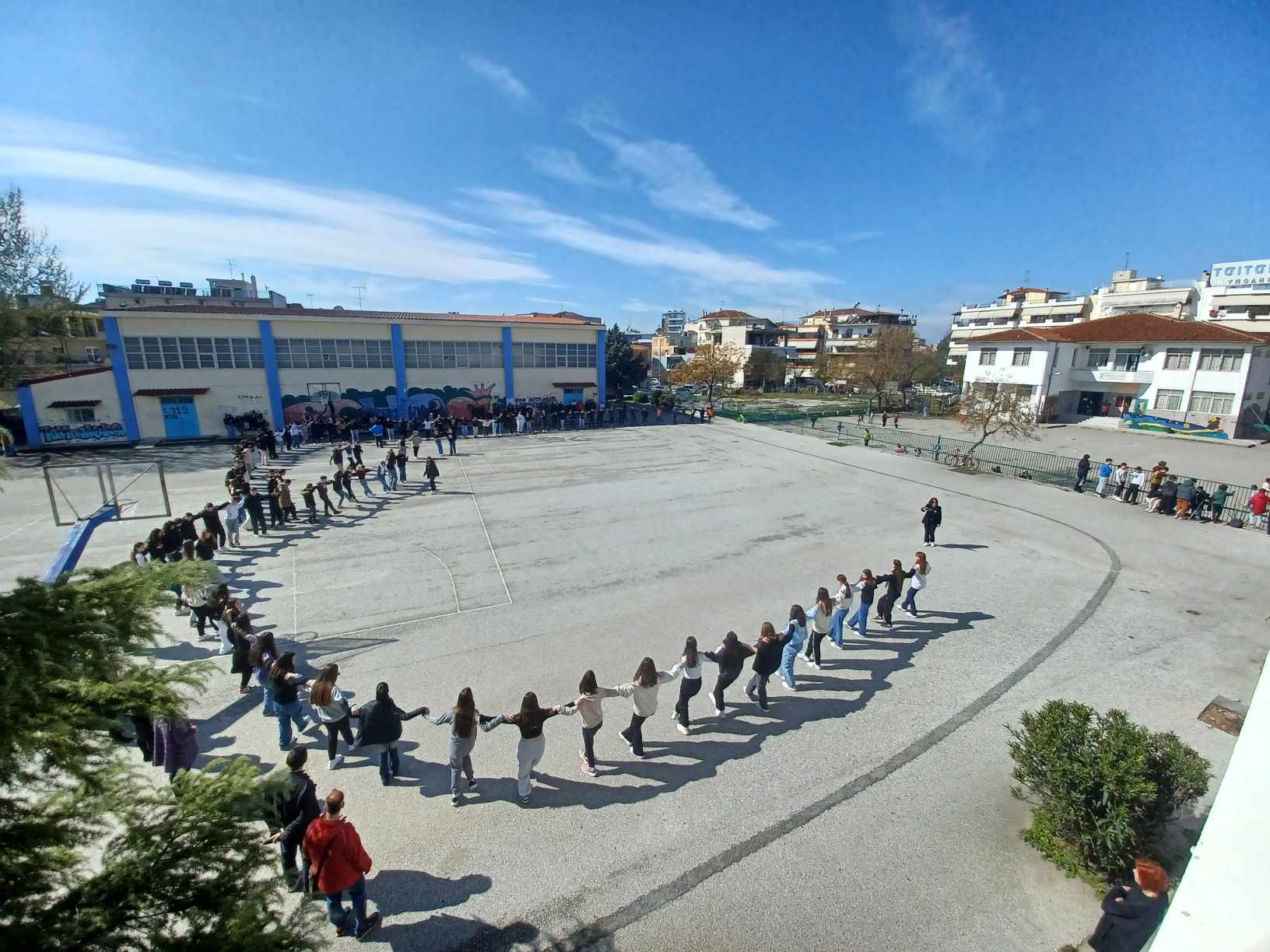 Το μεγαλύτερο συρτάκι της πόλης χόρεψαν οι μαθητές του 12ου Γυμνασίου ...