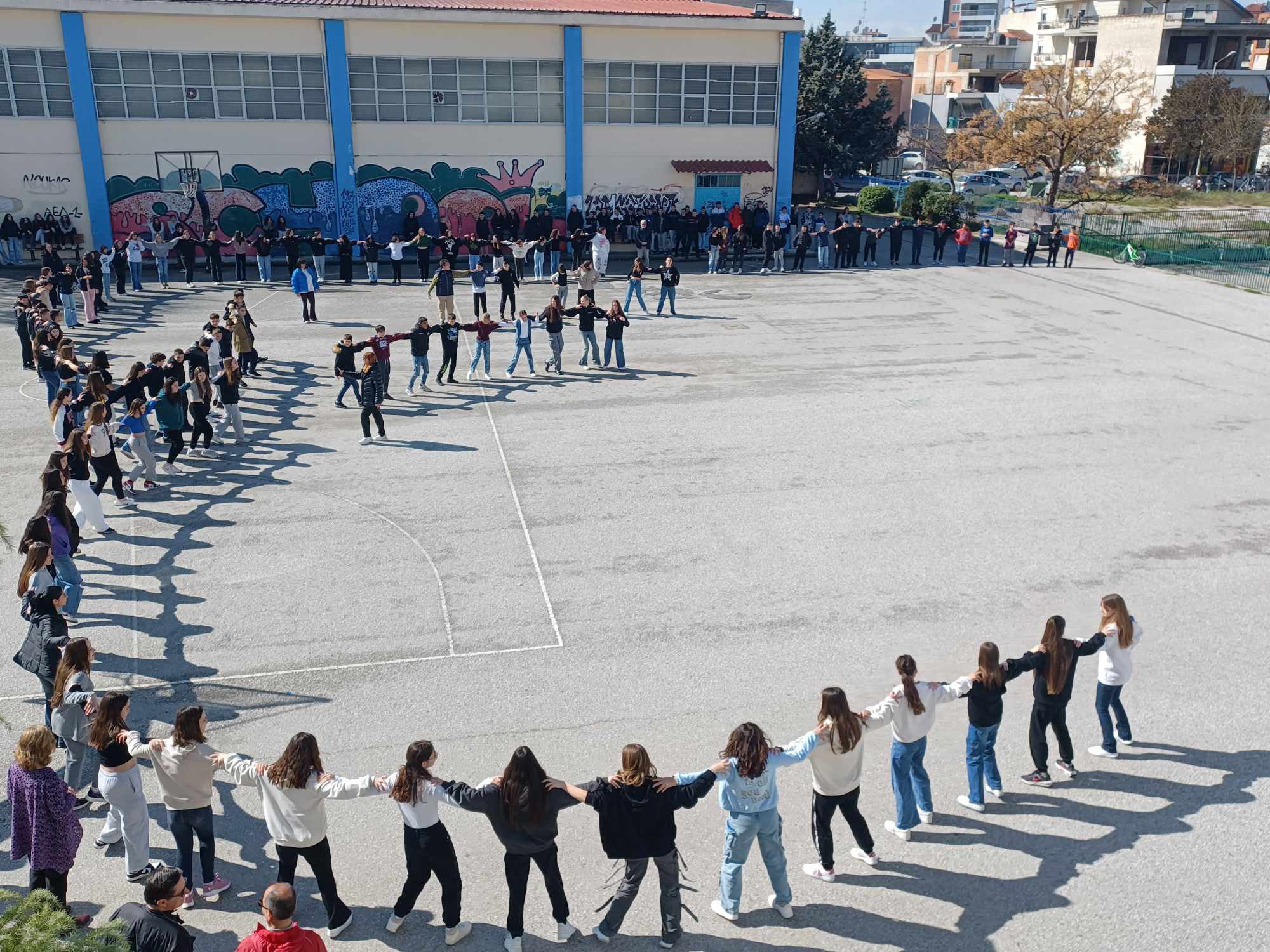 Το μεγαλύτερο συρτάκι της πόλης χόρεψαν οι μαθητές του 12ου Γυμνασίου ...