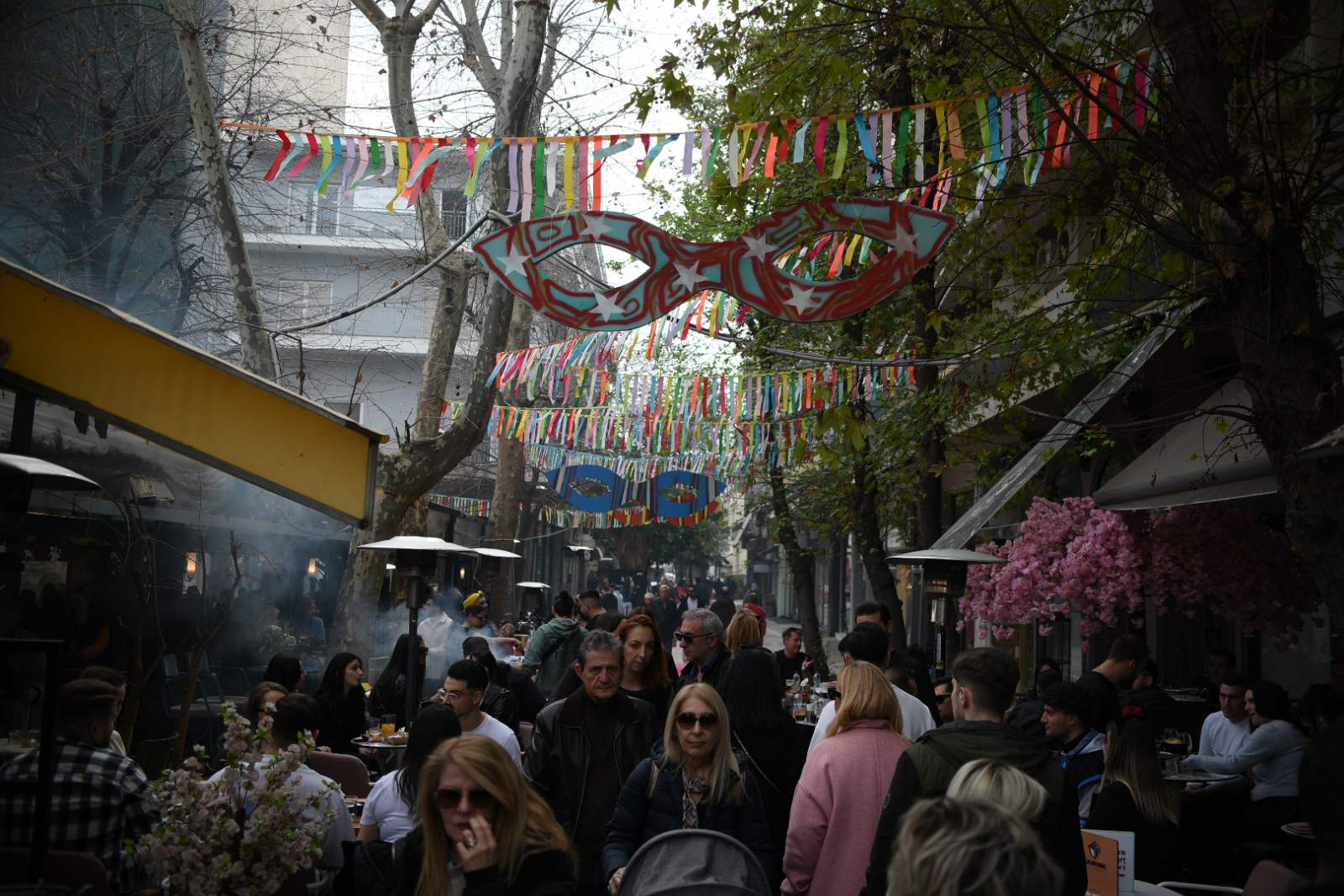 Ένα μεγάλο πανηγύρι το κέντρο της Λάρισας με τις ψησταριές να παίρνουν ...