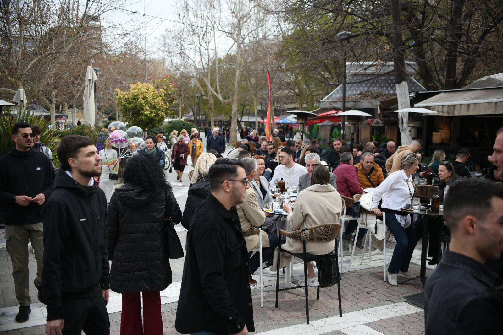 Ένα μεγάλο πανηγύρι το κέντρο της Λάρισας με τις ψησταριές να παίρνουν ...
