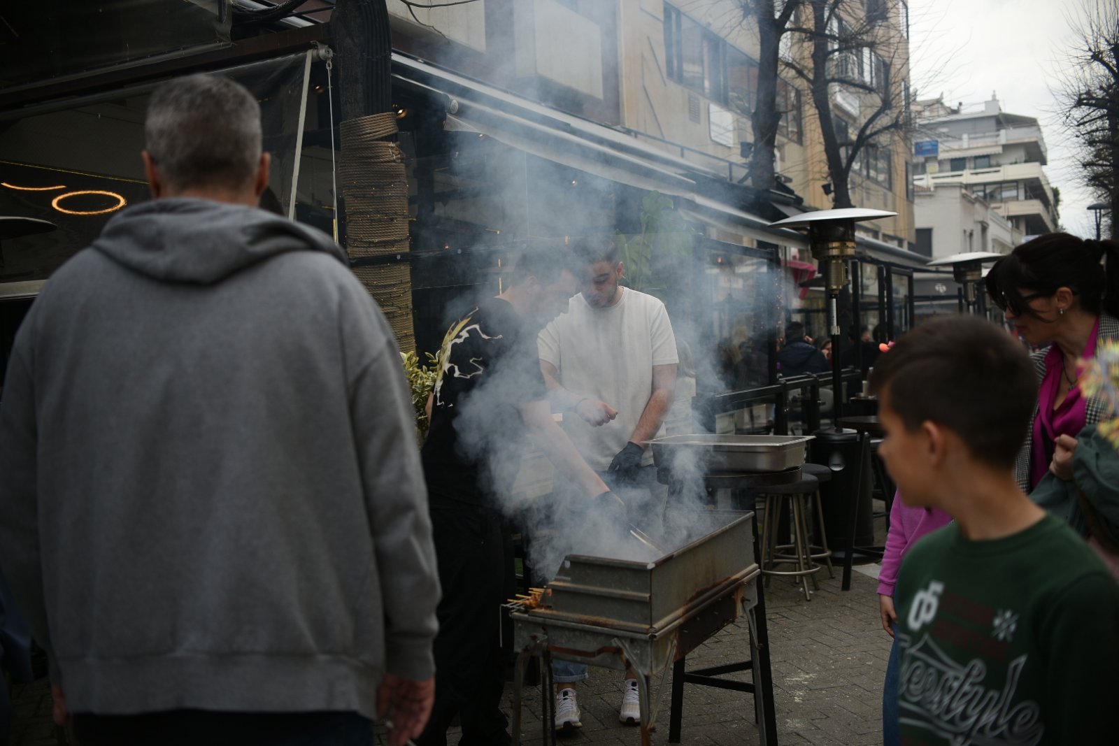 Ένα μεγάλο πανηγύρι το κέντρο της Λάρισας με τις ψησταριές να παίρνουν ...
