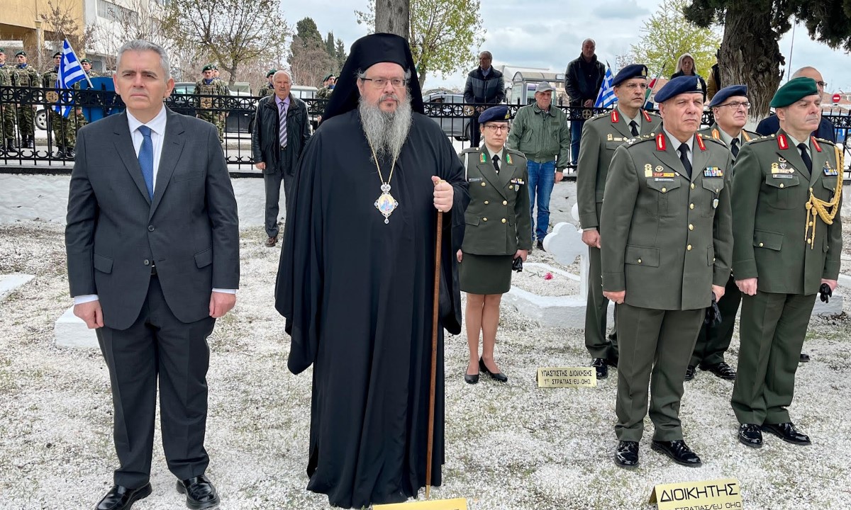 Χαρακόπουλος στην επιμνημόσυνη δέηση στο Στρατιωτικό Κοιμητήριο Λάρισας ...