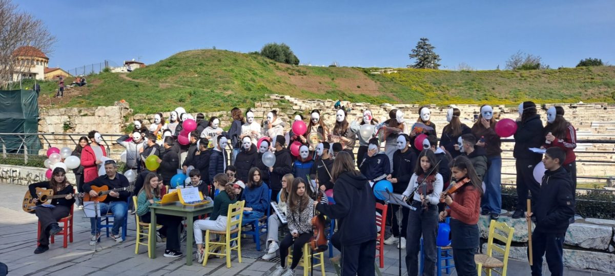 Οι μαθητές του 8ου Γυμνασίου Λάρισας «σπάνε τη σιωπή» στέλνοντας ηχηρό ...
