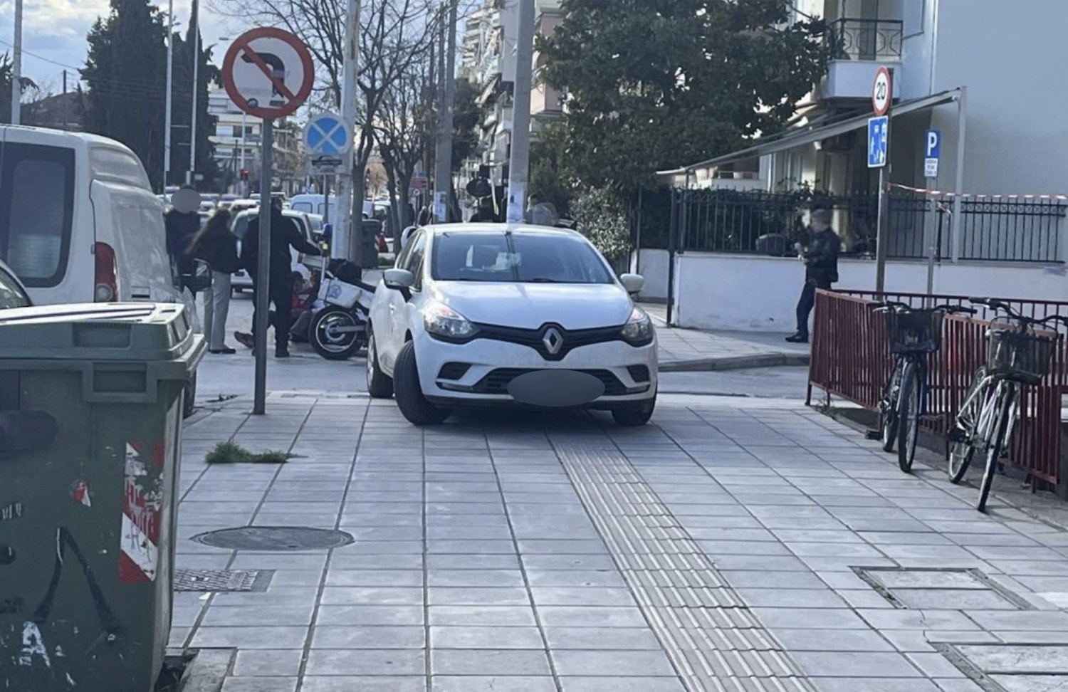 Λάρισα: Μηχανάκι συγκρούστηκε με αυτοκίνητο επί της Ηρώων Πολυτεχνείου ...