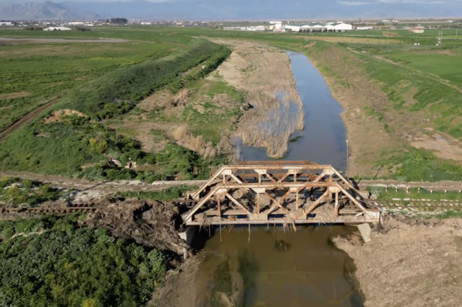 Τρομάζει η πεπαλαιωμένη και διαλυμένη μετά τις πλημμύρες γέφυρα έξω από ...