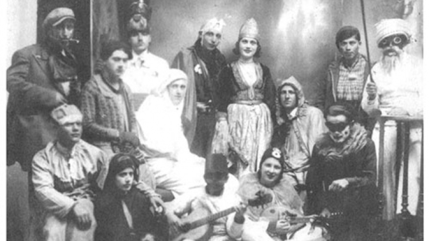 Έτσι γιόρταζαν οι Λαρισαίοι τις Απόκριες έναν αιώνα πριν - Οι απίθανες ...