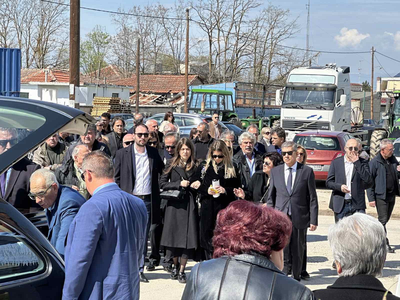 Λάρισα: Βαθιά θλίψη και θρήνος στην κηδεία του Γιώργου Λαδόπουλου ...